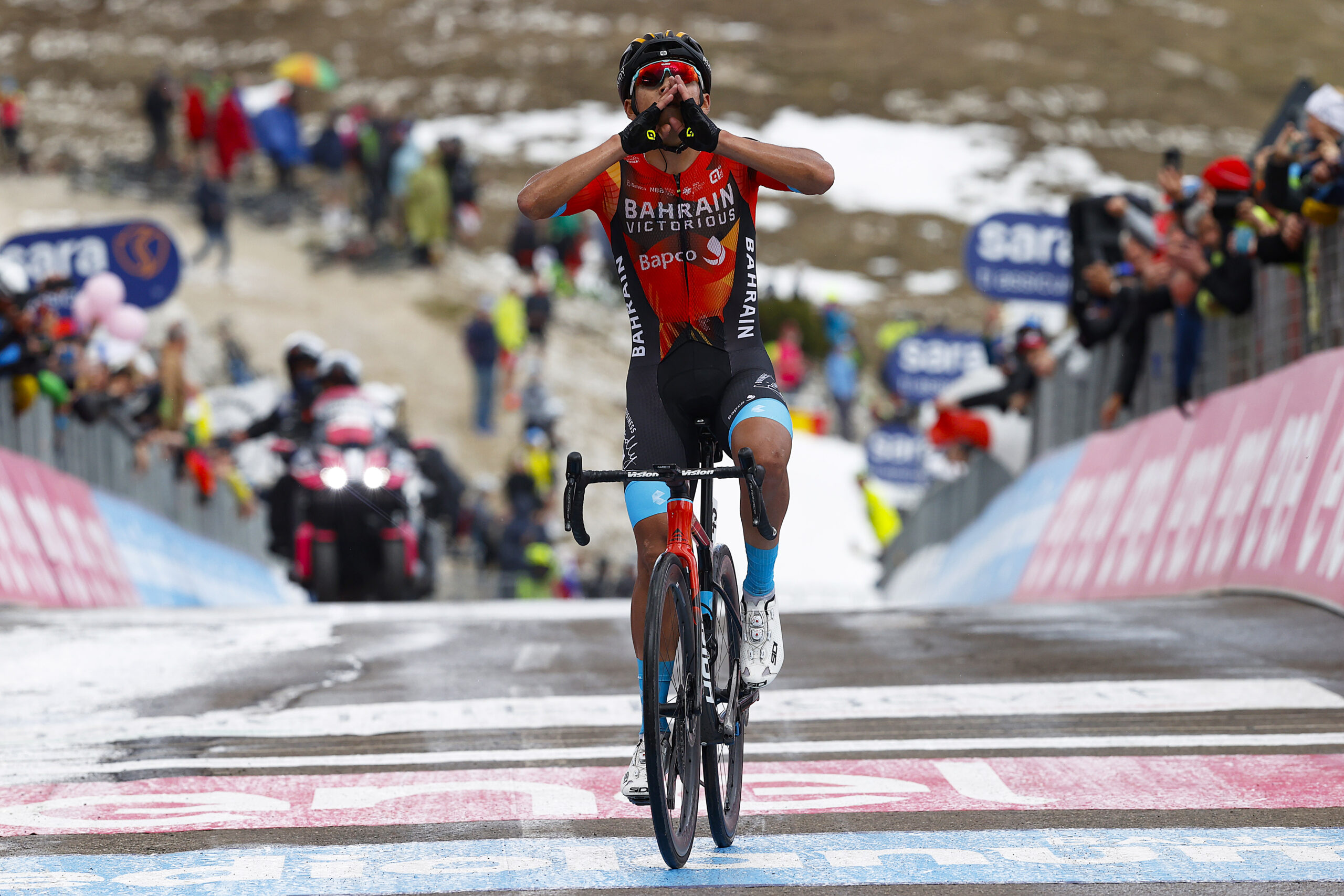Buitrago wins the Giro’s Queen stage! - Team Bahrain